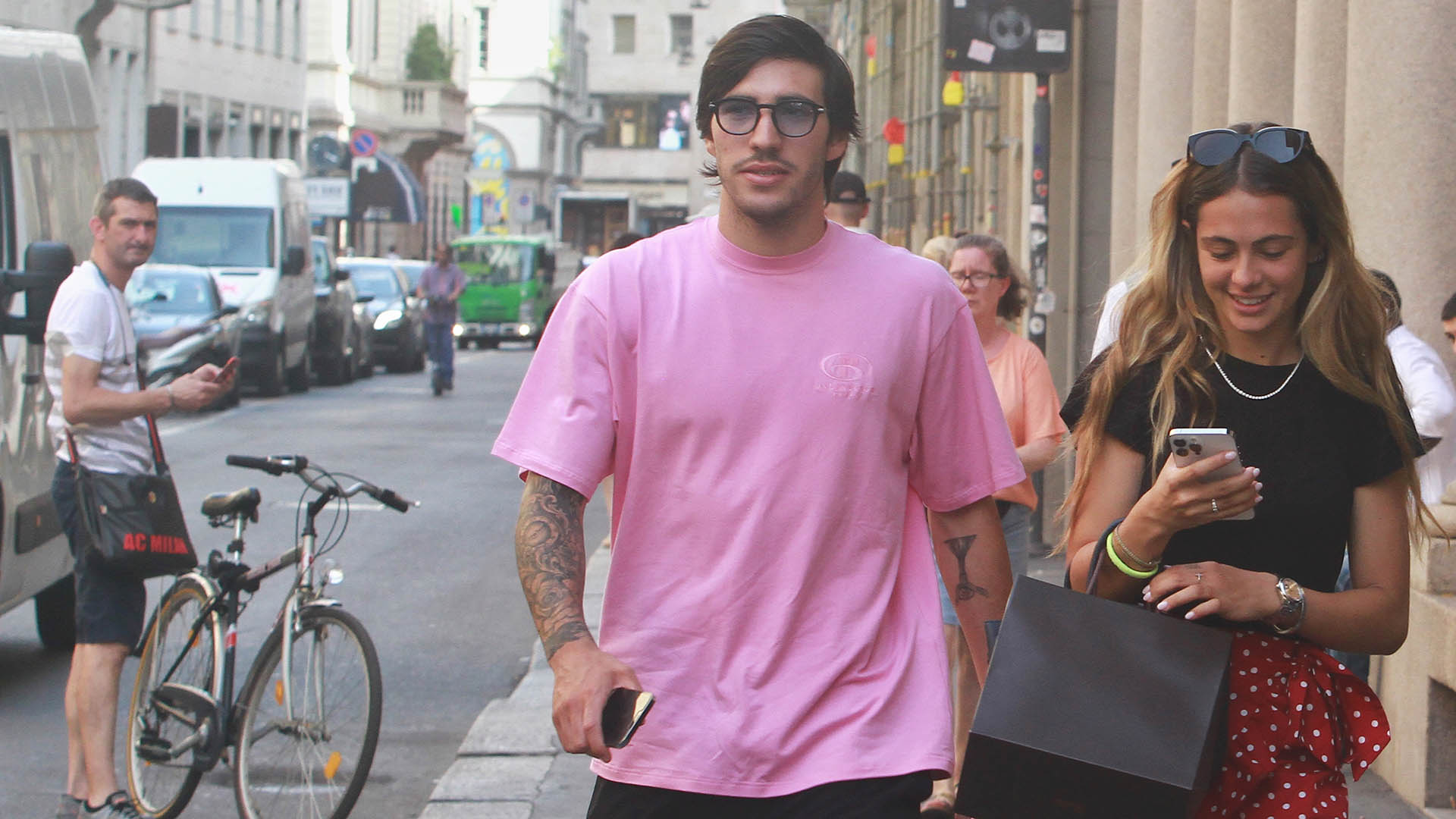 Sandro Tonali shopping a Milano con la fidanzata Giulia - FOTOGALLERY ...